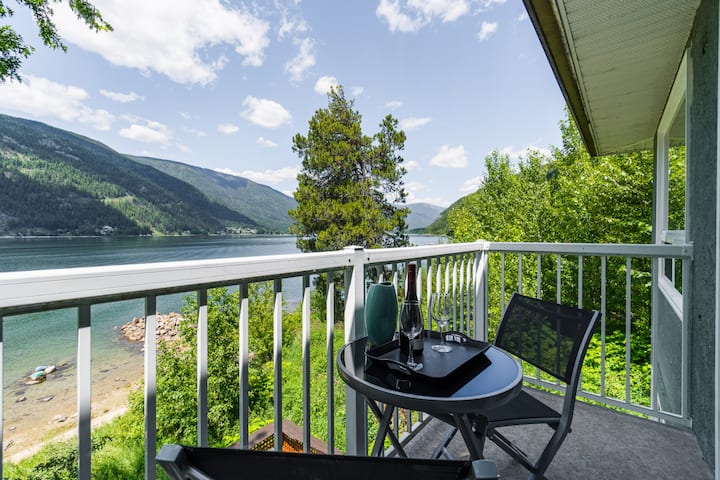 Kaslo Suite, 2 Bedrooms Kitchen Laundry & Hot Tub - Nelson