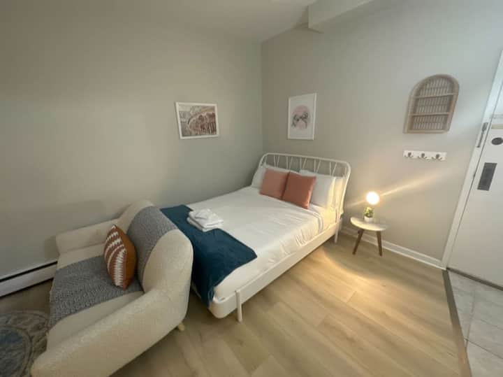 Sleek Back Bay Studio - Cambridge, MA