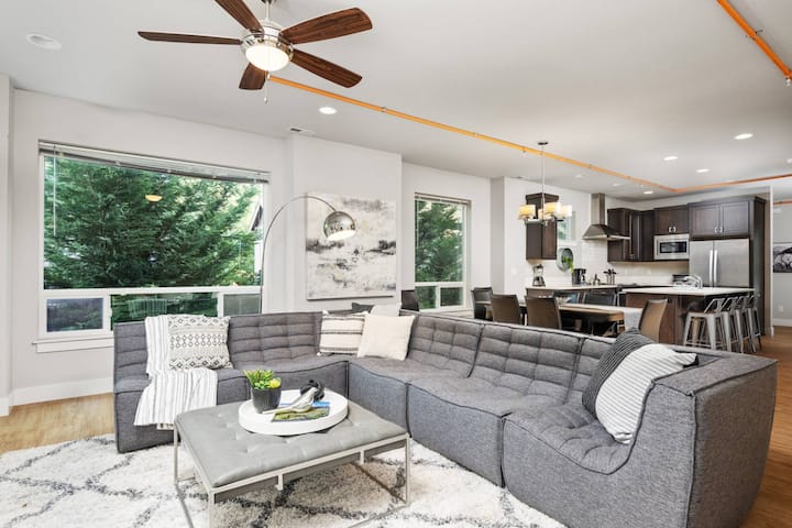 Fantastic Woodstock Townhouse, Pet Friendly - Portland, OR