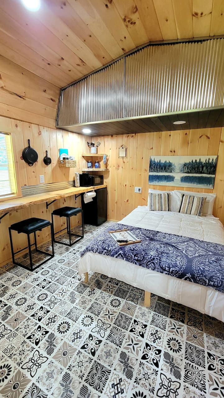 The Boondock - Creekside Glamping Cabin - Hocking County, OH