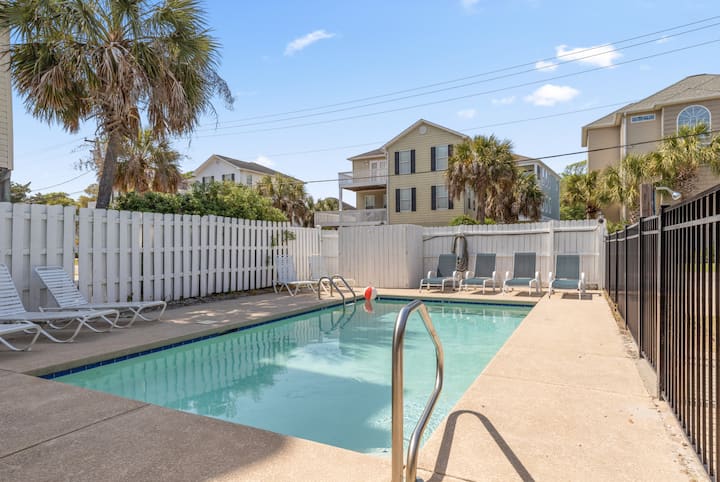 Quaint 3br,beach View,pool,sm Dogs,pi2 - North Myrtle Beach, SC