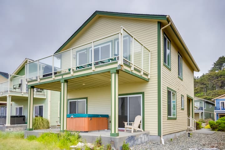 Gold Beach Retreat: Private Hot Tub + Ocean Views! - Gold Beach, OR