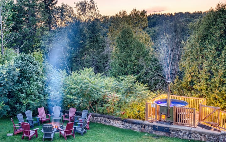 Château Saint-émile, Heritage Lakefront & Hot Tub - Lac-Simon