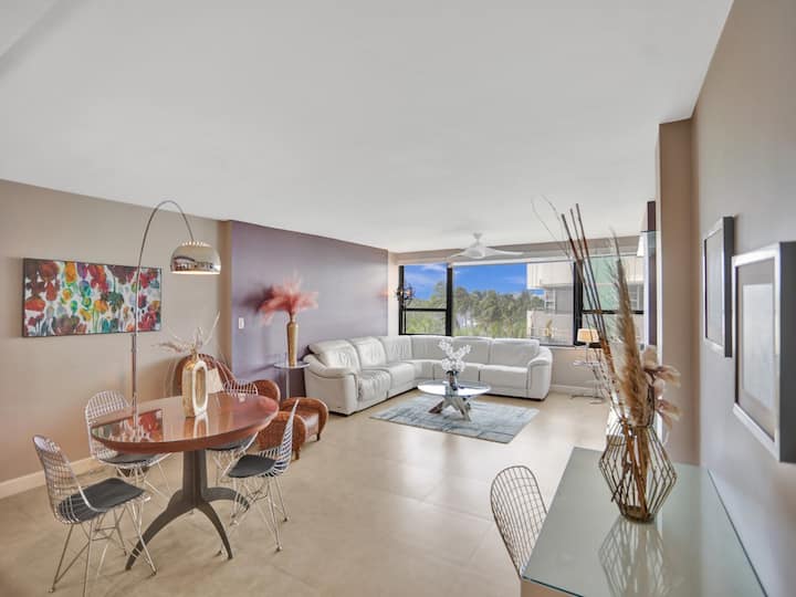 Canal View Condo / Beach Service & Pool / 618 - Miami Beach, FL