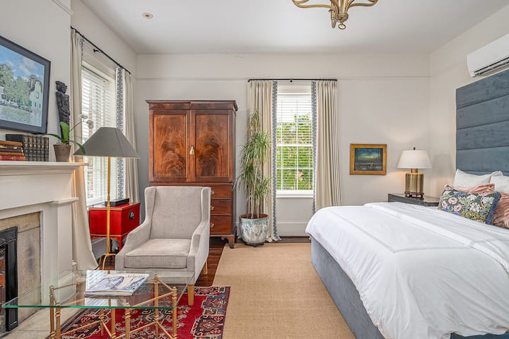 Cathedral View Apartment - House On Taylor Square - Savannah, GA