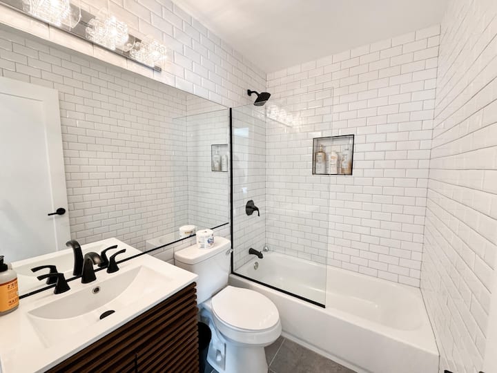 Renovated Modern Beachfront Condo - 漢普頓