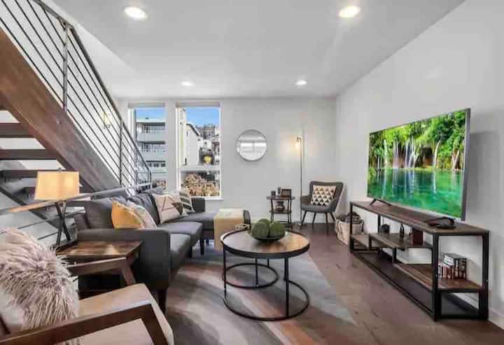 Views Of Lake Union And Seattle Skyline - Seattle, WA