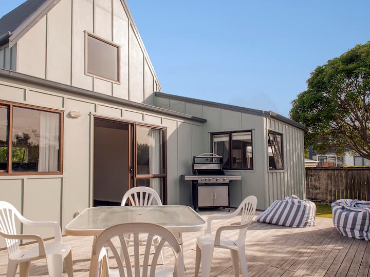 Beach Central - Whangamata Holiday Home - Whangamatā