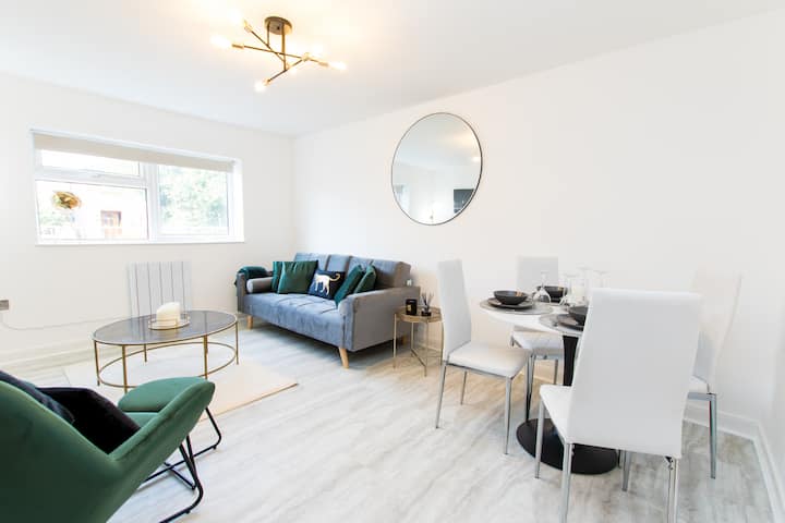 K Suites - Lovely 2 Bedroom W/ Parking On Site - Peterborough