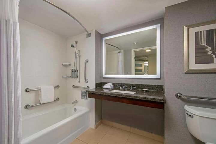 Look No Further! 4 Comfortable Units, Pets Allowed - Charlotte