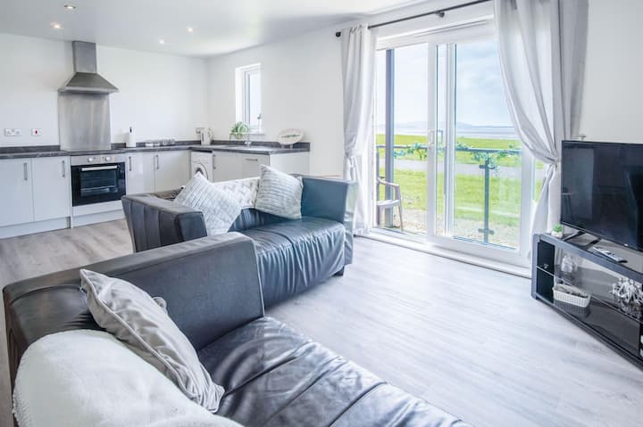 Beach View - 2 Bedroom Apartment - Llanelli - Llanelli