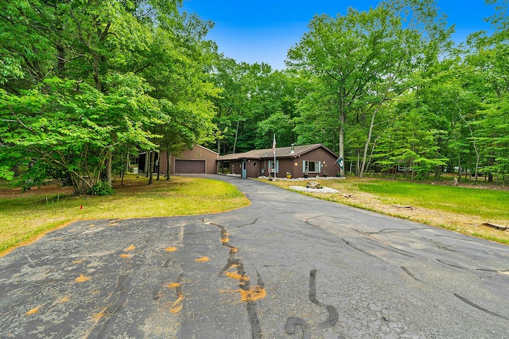 3br Cabin Near The Lakes W/patio & Grill - Honor, MI