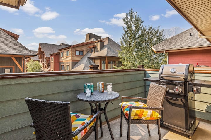 Top Floor King Bed With Pool & Hot Tubs - 캔모어