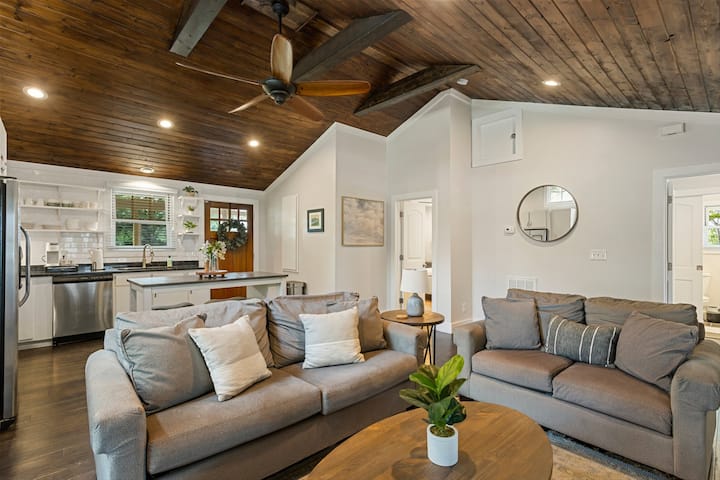 Greenwood Cottage | Hot Tub + Close To Downtown - Chattanooga, TN