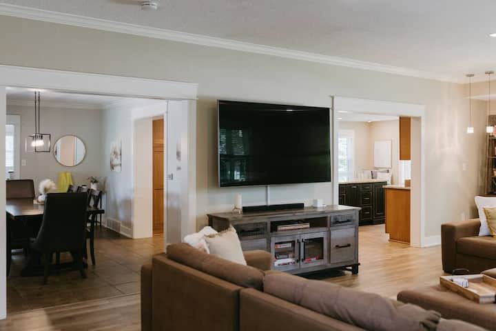 Urban Oasis With Pool & Hot Tub + Fast Wifi - Des Moines, IA