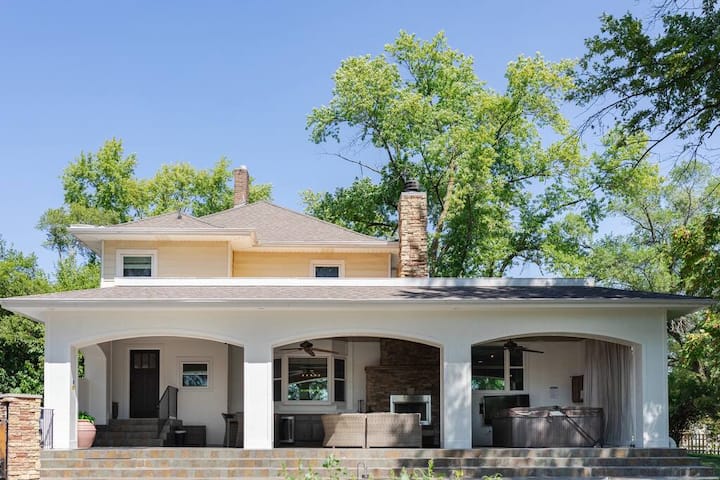 Private Hot-tub Getaway Near Downtown Dsm - Des Moines, IA