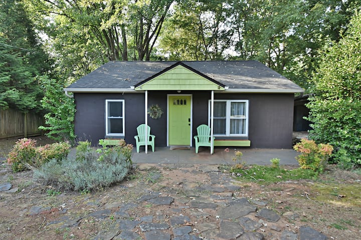 Serene Retreat: 2br House W/ Wooded View, Pets Ok! - Knoxville, TN