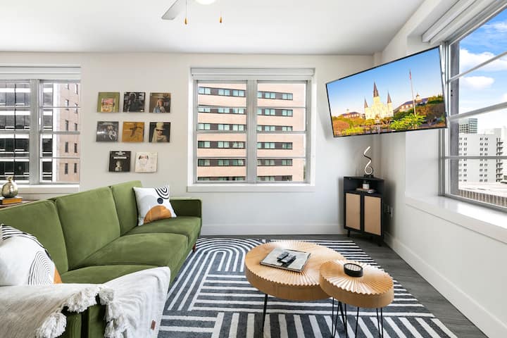 Luxury 2br Condo Steps Away From French Quarter - New Orleans, LA