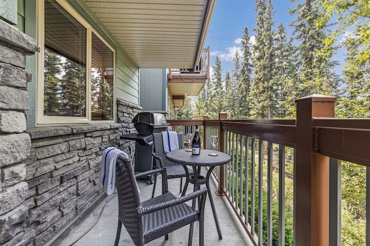 Spacious King Bed With Pool & Hot Tubs - Canmore