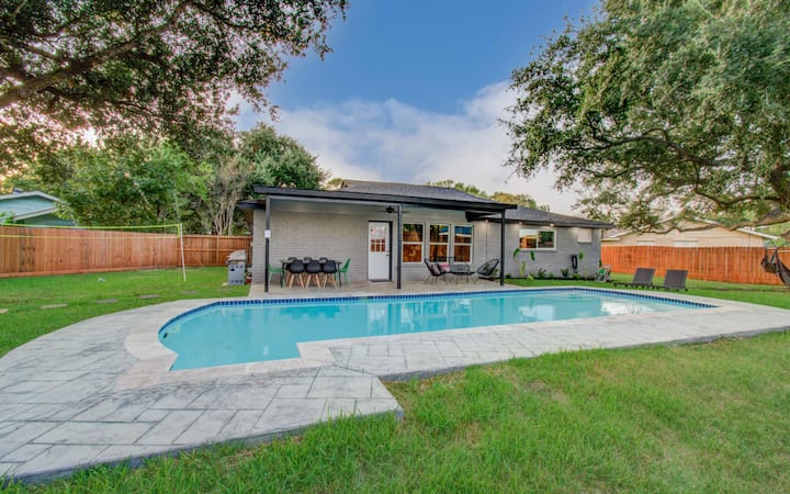 Friendswood Getaway - 5 Bedrooms + Pool + Patio - League City, TX