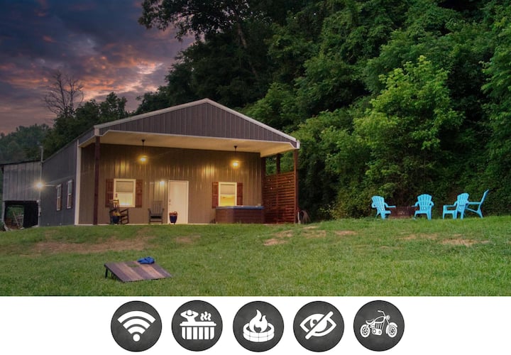 Boho Barn: Pet Friendly / Hot Tub / Wi-fi - Sevierville, TN