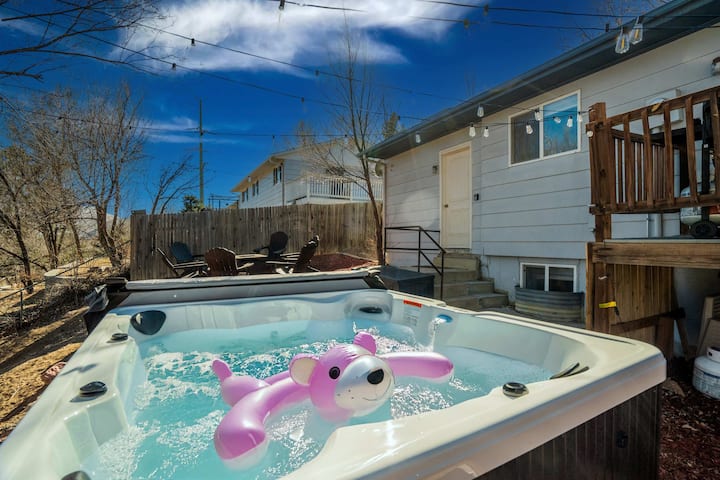 Runaway Escapade! Hot Tub, Bbq & Fire Pit - Colorado Springs, CO
