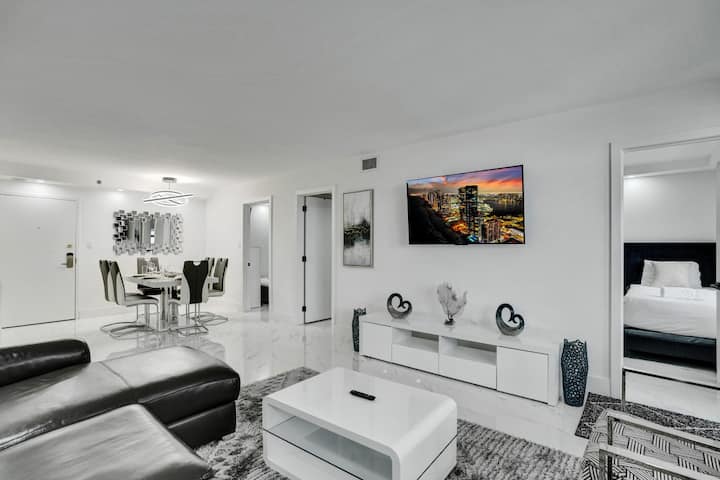 Cozy Ocean View Condo / Beach Service & Pool /808 - South Beach, FL