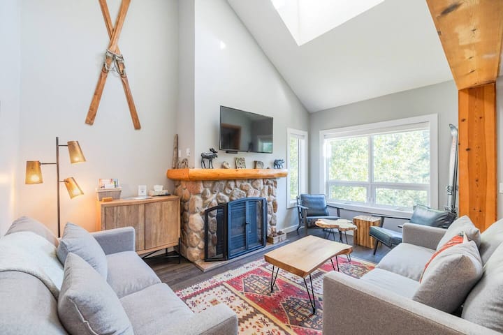3 Bedrooms L Sleeps 7 Adults L Hot Tub - Fernie