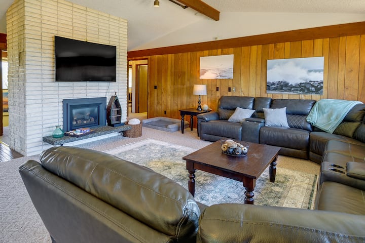 Westport Retreat W/ Pool Table: Walk To State Park - Westport