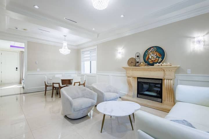 Elegant Bright Home W/ Balcony & Parking - Vancouver