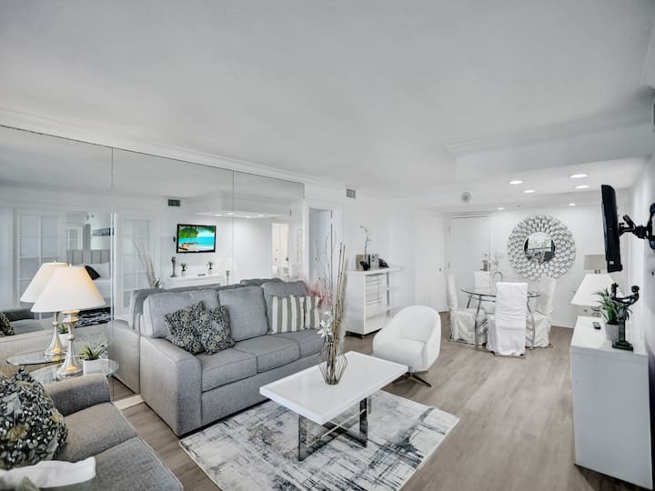 Charming Ocean View Condo / Beach Service / 516 - Miami Beach, FL