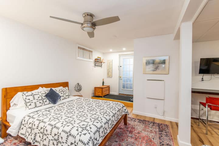 Private Apt W/ Parking Spot Shrt Walk To Dwntwn! - Burlington, VT