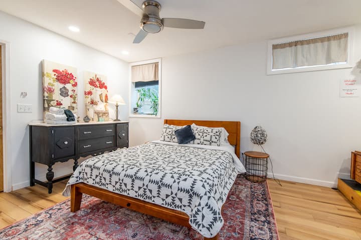 Cool And Comfy Private Apt Near Downtown! - Burlington, VT