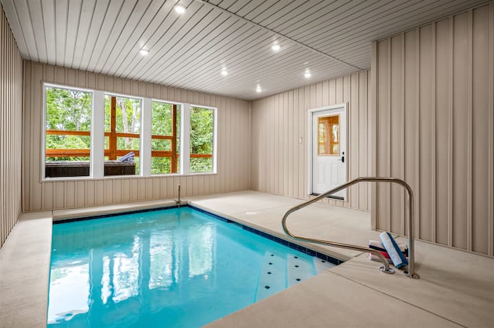 Touch The Morning - Luxury 4 Bedroom Pool Cabin - Sevierville, TN