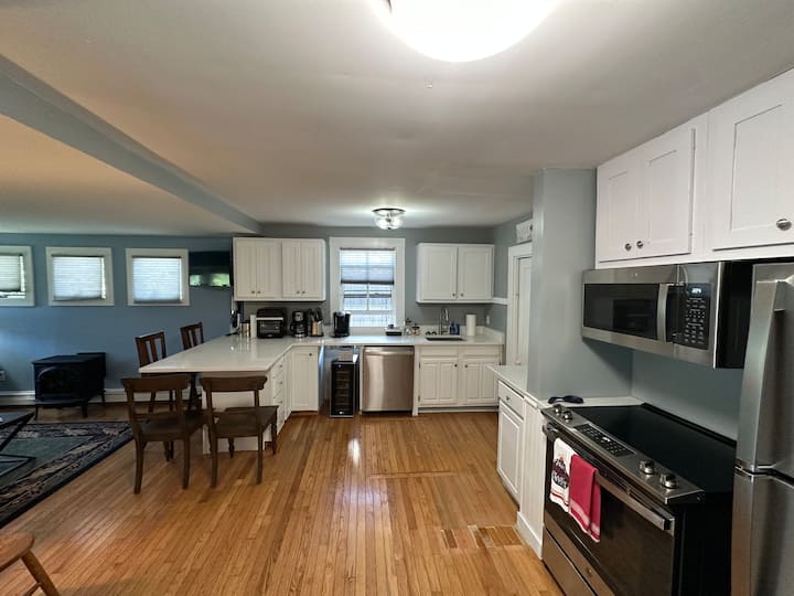 Prince Albert Rose Garden Apartment (875 Sq. Ft) - Provincetown, MA
