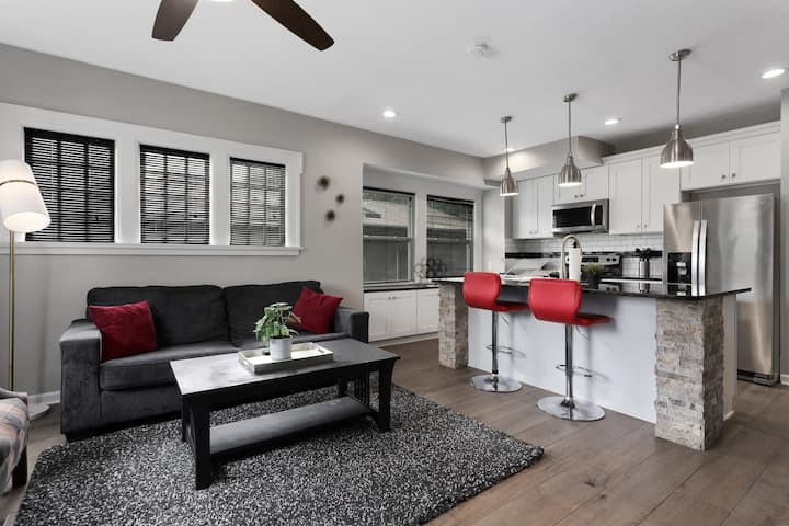 Bright & Roomy 2br | 1st Floor Retreat | #65 - Kansas City