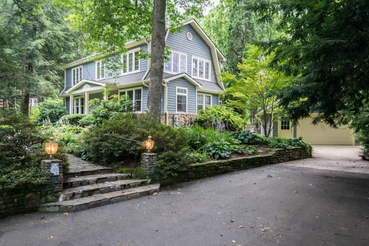 Historic 4br W/ Pool Table + Fire Pit + Free Tix - Hendersonville, NC