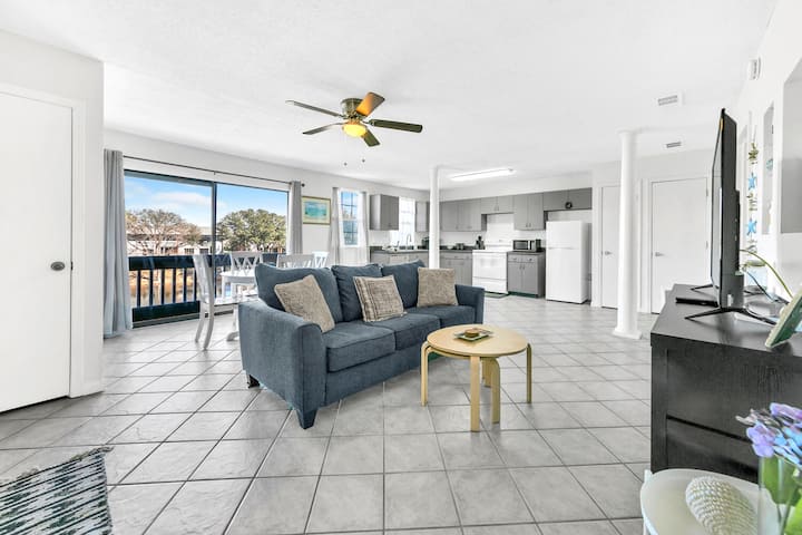 Anchors Aweigh In Destin Sleeps 5! - Destin, FL