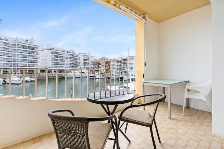Modern Canal View Apartment With Terrace (5) - Empuriabrava