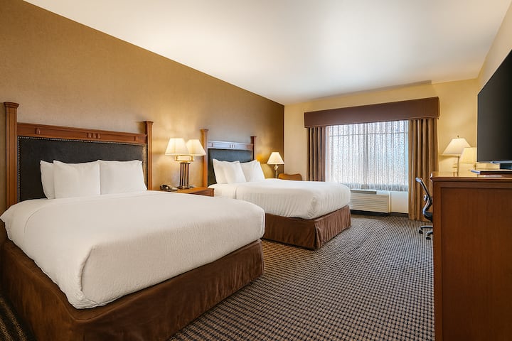 Canyon Paradise! Free Breakfast, Outdoor Pool! - Bryce Canyon City, UT