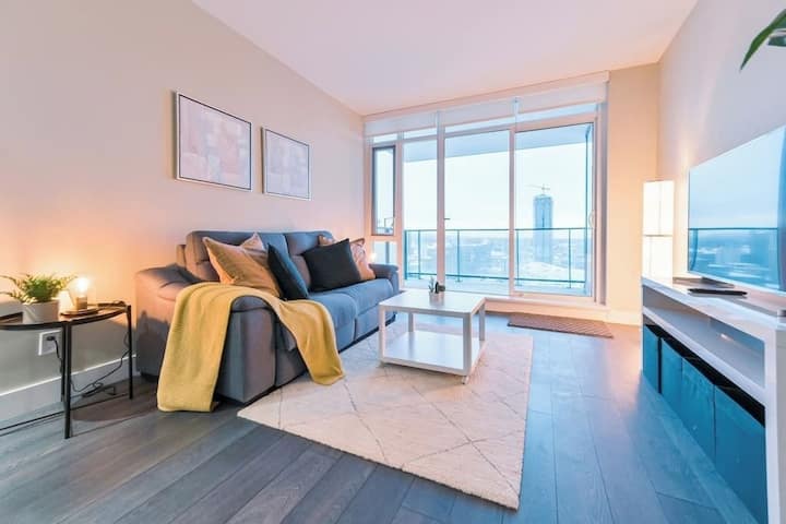 New! Dt Views | Ug Parking | Mins To Saddledome - Calgary