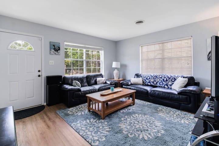 Wonderful Dog Friendly Home - Quiet Wooded Section - Oak Island, NC