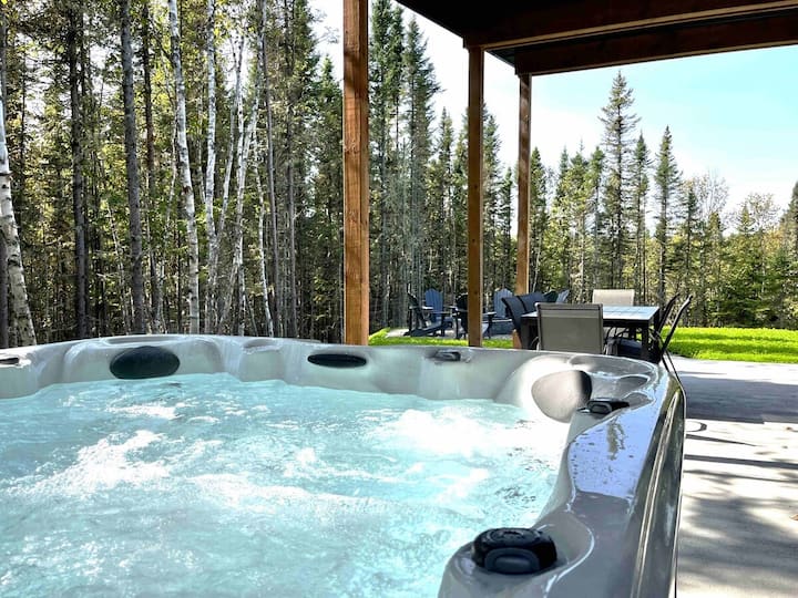 Chalet Alpaga 21: Spa D'hiver & Foyer De Rêve - Baie-Saint-Paul, QC