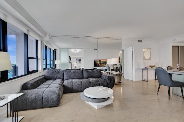 Stylish Ocean Beach Retreat / Beach Service / 1009 - Miami Beach, FL