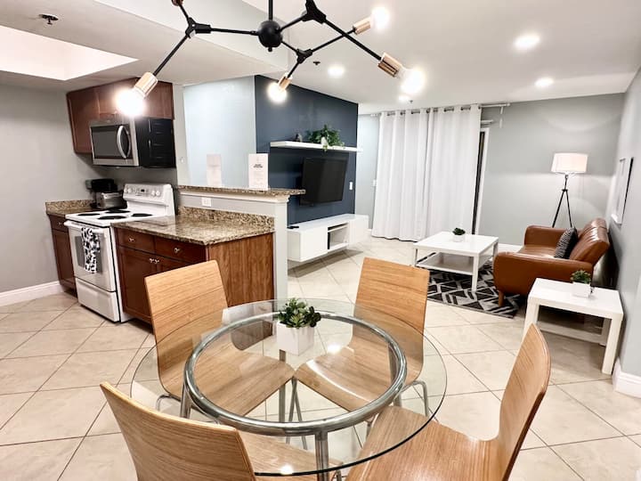 Lux 2br/2ba Condo Near Strip W/pool, Gym, Balcony - Las Vegas