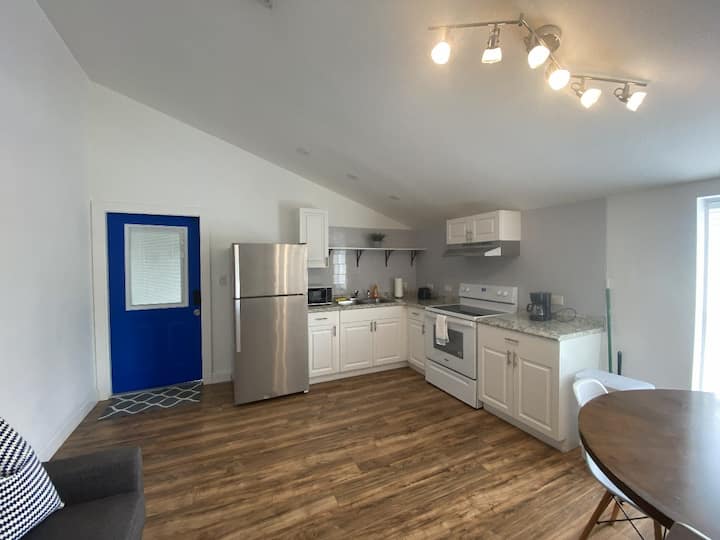 Modern Blue Studio In Lakeland - Lakeland, FL