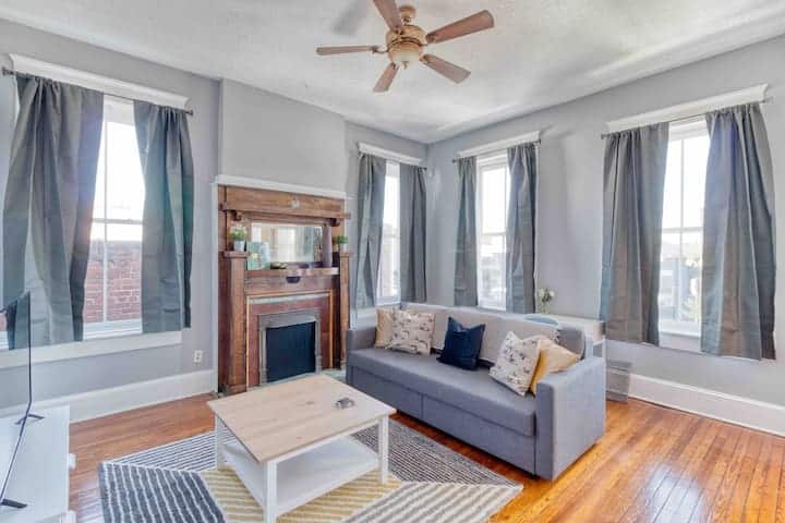 Bright & Spacious Property - Pet Friendly! - Jacksonville, FL