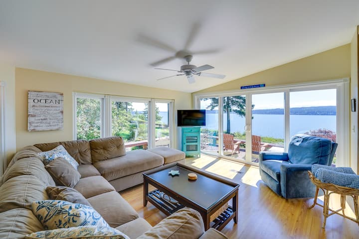 Cozy Langley Retreat: Water Views & Beach Access - Greenbank, WA