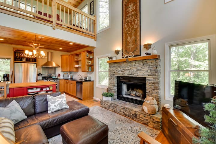 Spacious Georgia Escape W/ Fireplace, Deck & Grill - Tallulah Falls, GA