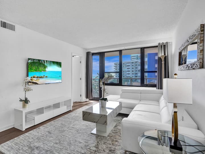 Cozy 2 Bedroom Condo / Beach Service / 605 - Miami Beach